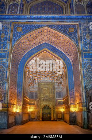 Innere der Kuppel an Tilya Kori Madrasah, Registan-Platz in Samarkand ...