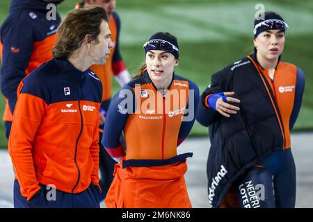 HAMAR: Trainer Gerard van Velde, Femke Kok, Marrit Fledderus (lr ...