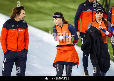 HAMAR: Trainer Gerard van Velde, Femke Kok, Marrit Fledderus (lr ...