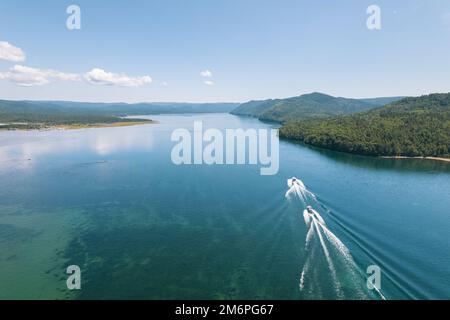 Der Angara-Fluss ist ein großer Fluss in Sibirien, der den Baikalsee in ...