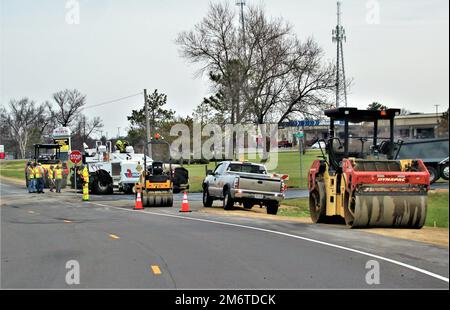 Arbeiter von Mathy Construction aus Onalaska, Wisconsin, die am 5. Mai ...