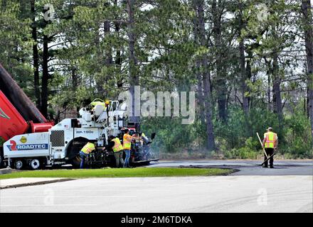Arbeiter von Mathy Construction aus Onalaska, Wisconsin, die am 5. Mai ...