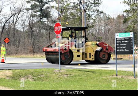 Arbeiter von Mathy Construction aus Onalaska, Wisconsin, die am 5. Mai ...