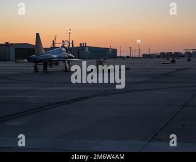 Ein T-38 Talon parkt während eines Sonnenuntergangs am Laughlin Air ...