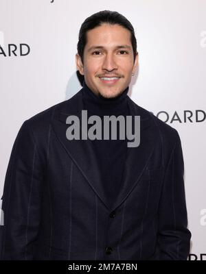 Danny Ramirez nimmt am 8. Januar 2023 am National Board Off Review ...