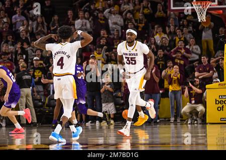 Arizona State Guard Desmond Cambridge Jr (4) feiert mit Bruder Guard ...