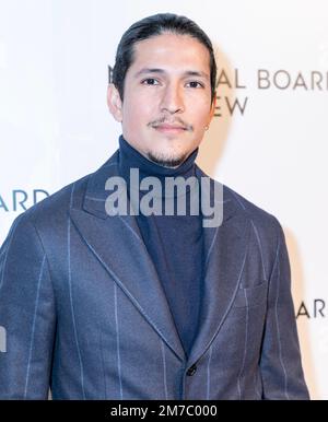 Danny Ramirez nimmt am 8. Januar 2023 am National Board Off Review ...