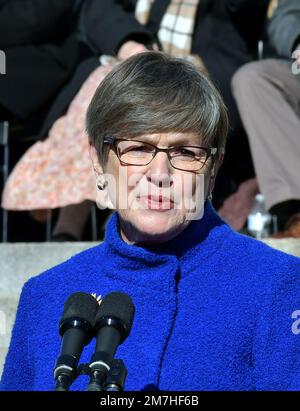 TOPEKA, KANSAS - 9. JANUAR 2023 Laura Kelly, Demokratische Gouverneurin ...