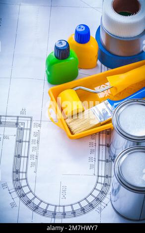 Blueprint mit Pinsel Metalldosen Kunststoffflaschen und Klebeband ...