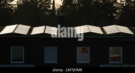 10. Januar 2023, Hessen, Frankfurt/Main: Solarpaneele auf dem Flachdach ...