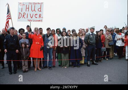 Ein Blick auf die Menge, die sich versammelt hat, um den kürzlich ...