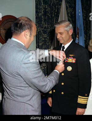 Verteidigungsminister Melvin R. Laird, Left, gratuliert G. Warren ...