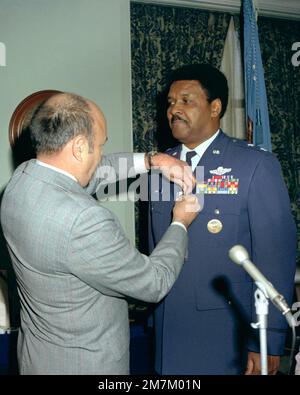 Verteidigungsminister Melvin R. Laird, Left, gratuliert G. Warren ...