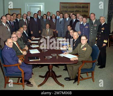 Verteidigungsminister Melvin R. Laird, Left, gratuliert G. Warren ...