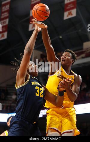 Michigan forward Tarris Reed Jr. (32) drives on Wisconsin guard Connor ...
