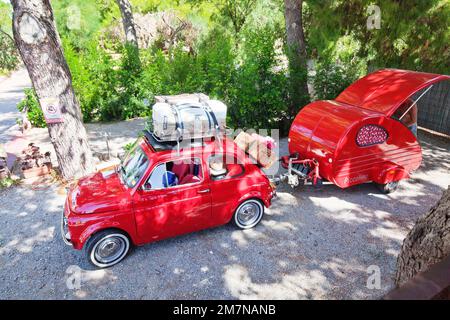 Leuchtend roter Fiat 500 mit Wohnwagen auf Reisen, Sizilien ...