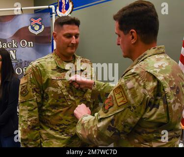 Master Sgt. John Perez wird zum Senior Master Sergeant befördert auf ...