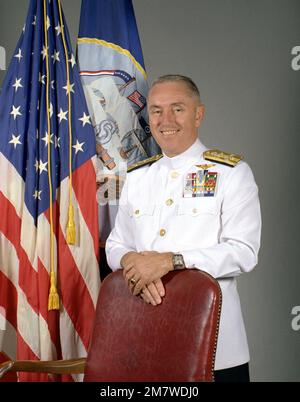 ADM Sylvester R. Foley Jr. geht am Ende der Zeremonie zur Übernahme des ...