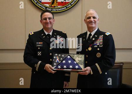 Oberst Paul Franken (links), Befehlshaber des Multi-Agency Augmentation ...