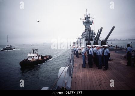 Die Crew steht in Formation auf dem Deck des nuklearbetriebenen ...