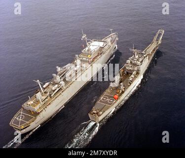 Ein Steuerbord-Viertelblick auf das Panzerlandeschiff HMS SIR PERCIVALE ...