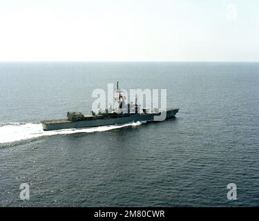 Eine Steuerbord Viertel sehen der Lenkflugkörper Fregatte USS SCHOFIELD ...