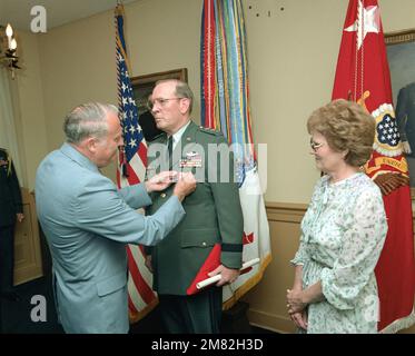 Der Sekretär der Armee John O. Marsh übergibt DIE Kommandoflagge an ...