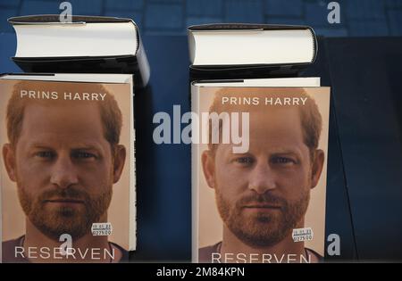 Kopenhagen/Dänemark/12. Januar 2023/ Prince Harry Buch zum Verkauf und ...