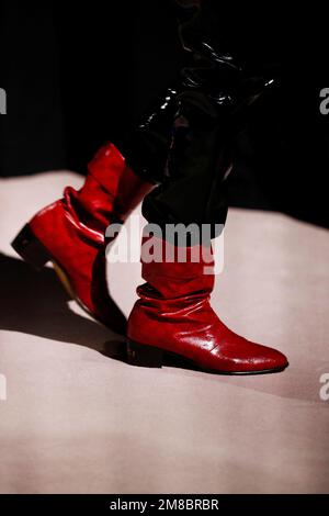 Ein Modell präsentiert eine Kreation auf der Gucci Herbst/Winter 2023/ ...