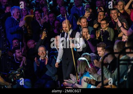 Barry Hawkins tritt vor seinem Spiel gegen Judd Trump während des ...