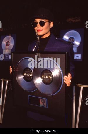 Janet Jackson bei der Präsentation von Platin-Platten für ihr Album ...