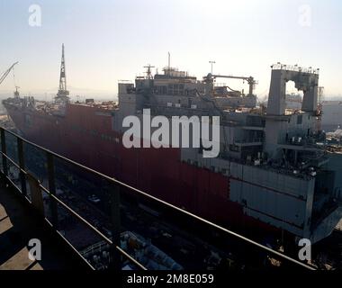 Ein Hafenviertel-Blick auf das strategische Schwertransportschiff USNS ...