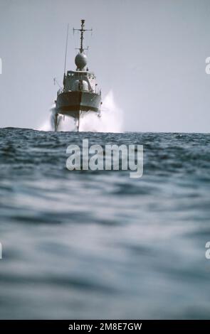 Ein Blick auf das Tragflächenboot USS TAURUS (PHM-3) vom Deck eines ...
