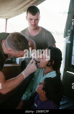 Dr. (LT) Donald R. Ratliff und Hospitalman 1. Klasse Charlie Alva, ein ...