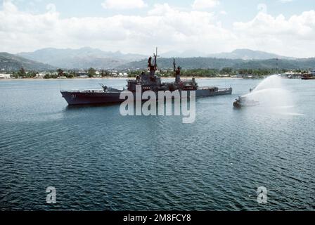 Der große Hafenschlepper WAUWATOSA (YTB-775) nähert sich dem ...