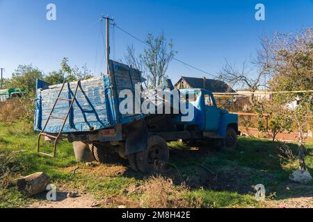 Auf Dem Land. Beschädigter Stapler nach dem Beschießen. Krieg in der ...