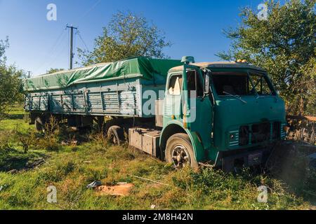 Auf Dem Land. Beschädigter Stapler nach dem Beschießen. Krieg in der ...