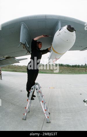 Aviation Ordnanceman Third Class (AO3) Fox nimmt Anpassungen an einem ...