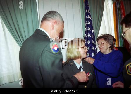 GENERAL Dennis J. Reimer, GENERALSTABSCHEF der Armee (links), legt ...