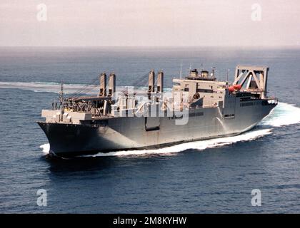Eine Hafenansicht nach vorn auf das Transportschiff USNS SHUGHART (T ...
