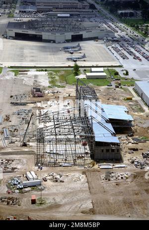 Ein neuer Hangar ist unter Konstruktion am Flughafen Leipzig / Halle in ...