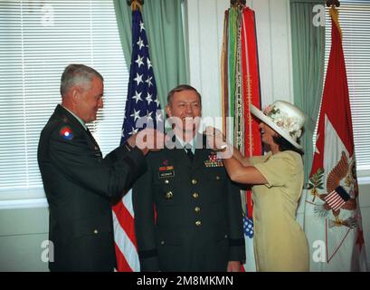 GENERAL Dennis J. Reimer, GENERALSTABSCHEF der Armee (links), legt ...