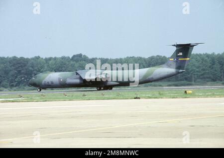 Eine Luft-zu-Luft-Ansicht von links auf ein 437. Militärflugzeug C-141B ...