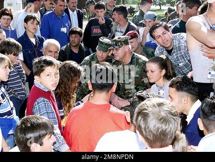Direkt auf dem mittleren Bild von US First Lady Hillary Rodham-Clinton ...