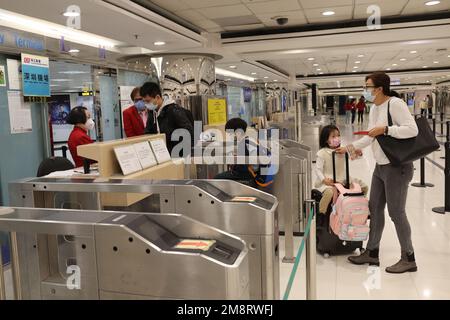 Passagiere stehen am China Ferry Terminal in Tsim Sha Tsui in der ...