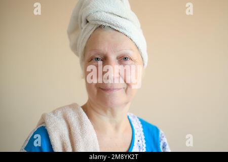 Alte Frau mit nassen Haaren nach dem Baden Stockfotografie - Alamy
