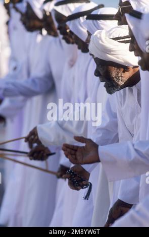 Bahrain, Männer in traditionellen Tänzen, wie man sie im gesamten Nahen ...