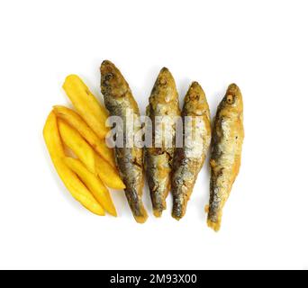 Tief gebratene kleine Fische isoliert auf weißem Hintergrund. Einfach ...