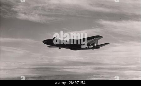 Der erste englische Electric Canberra B(I)8, VX185, wurde aus den B5 Jahren umgebaut ...
