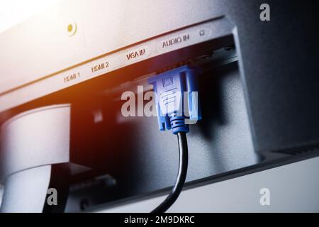 Blauer VGA-Anschluss (Video Graphics Array) und Kabel für die ...